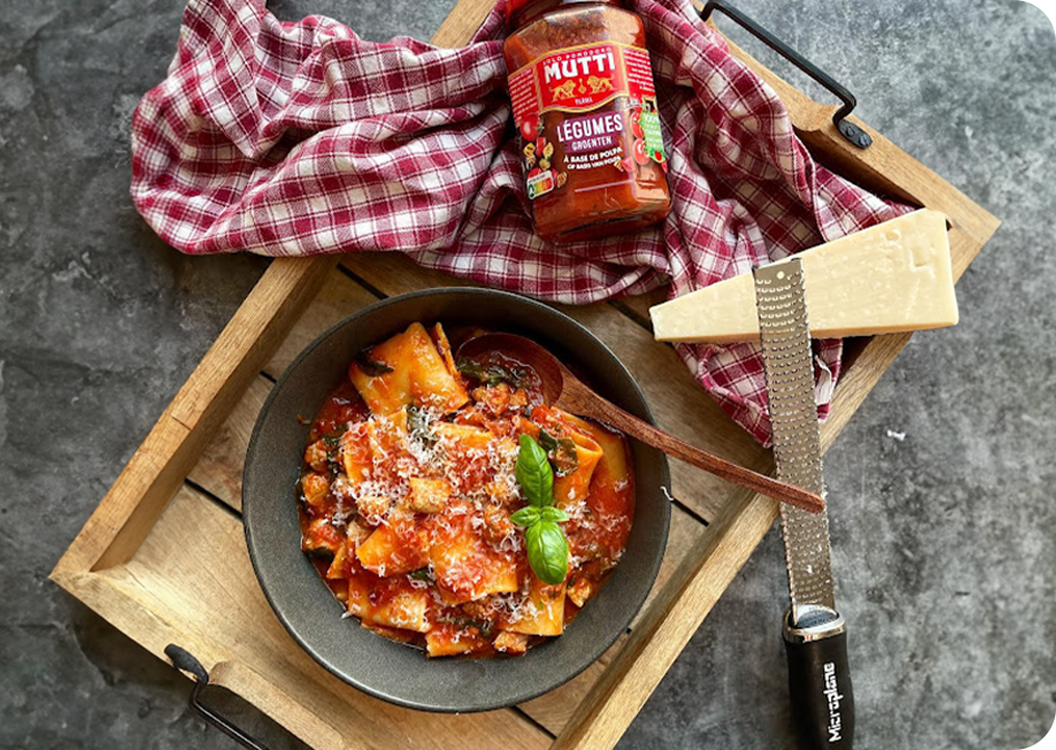 Pasta met pittige tomatensaus en chipolata
